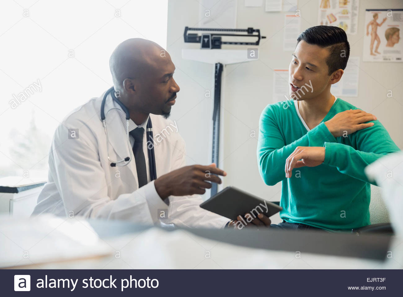 African shoulder pain doctor hi-res stock photography and images - Alamy