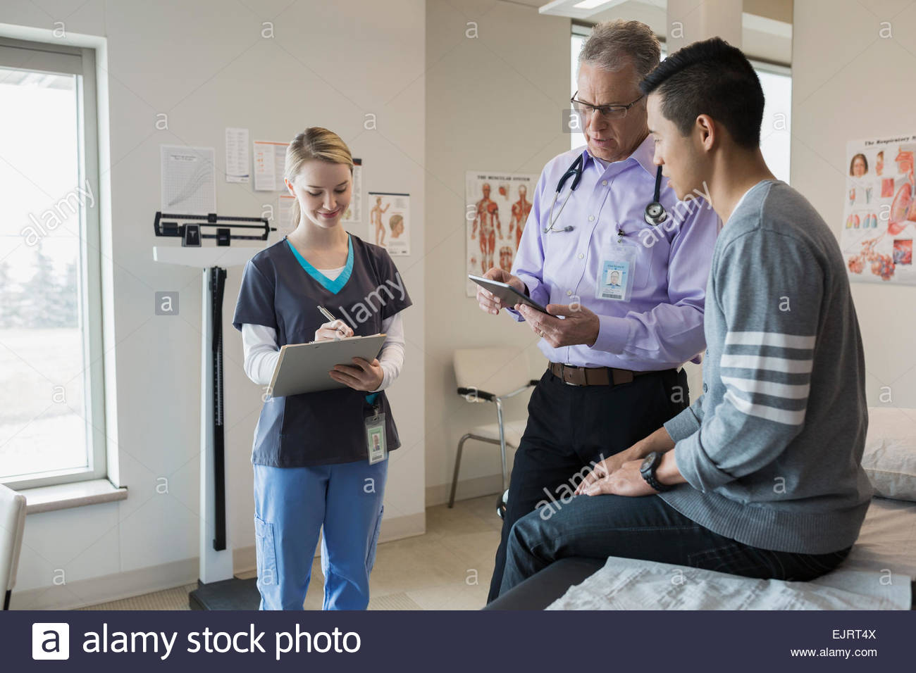 Doctor and nurse and patient hi-res stock photography and images - Alamy