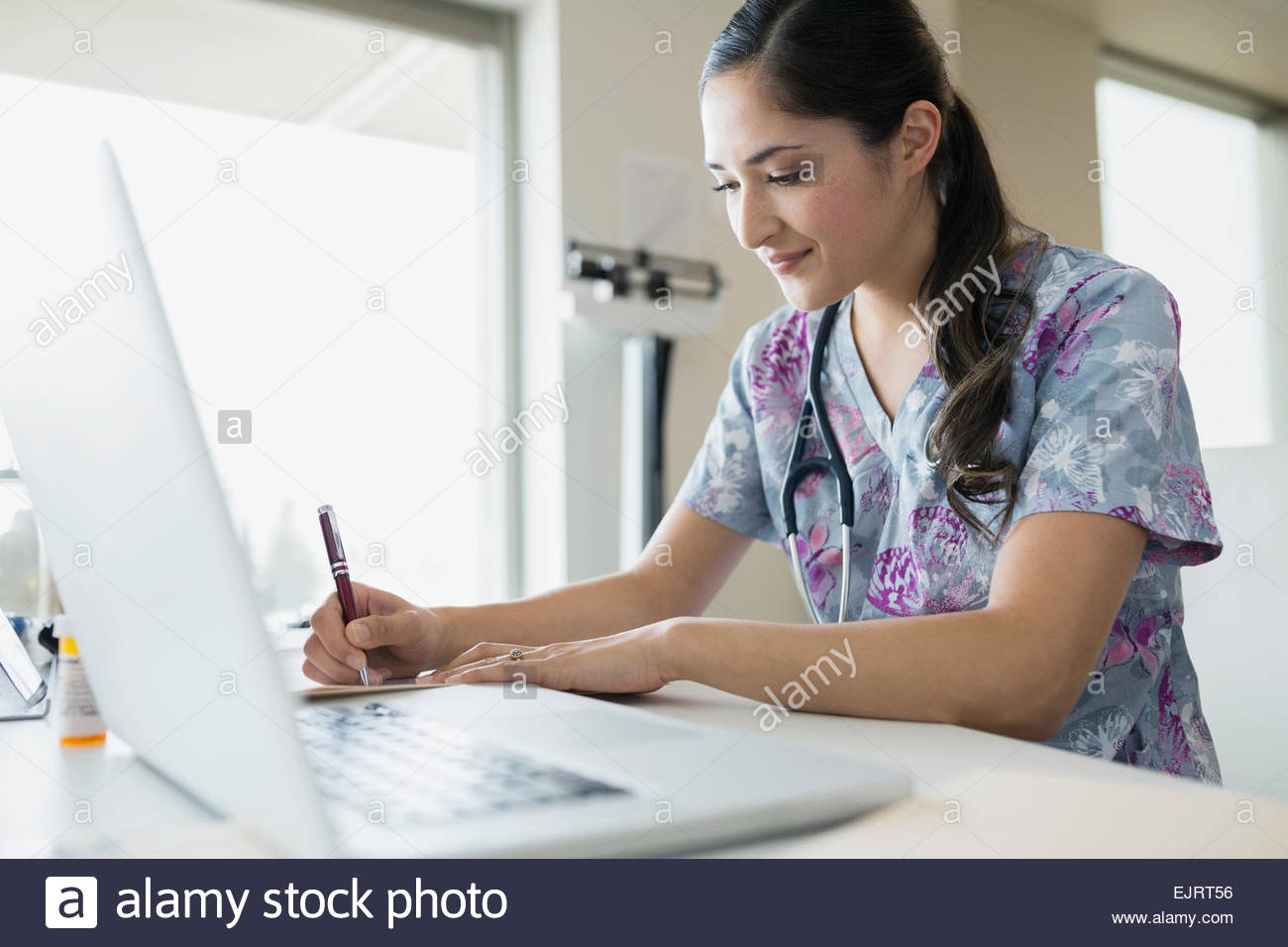 Nurse with laptop smiling hi-res stock photography and images - Alamy