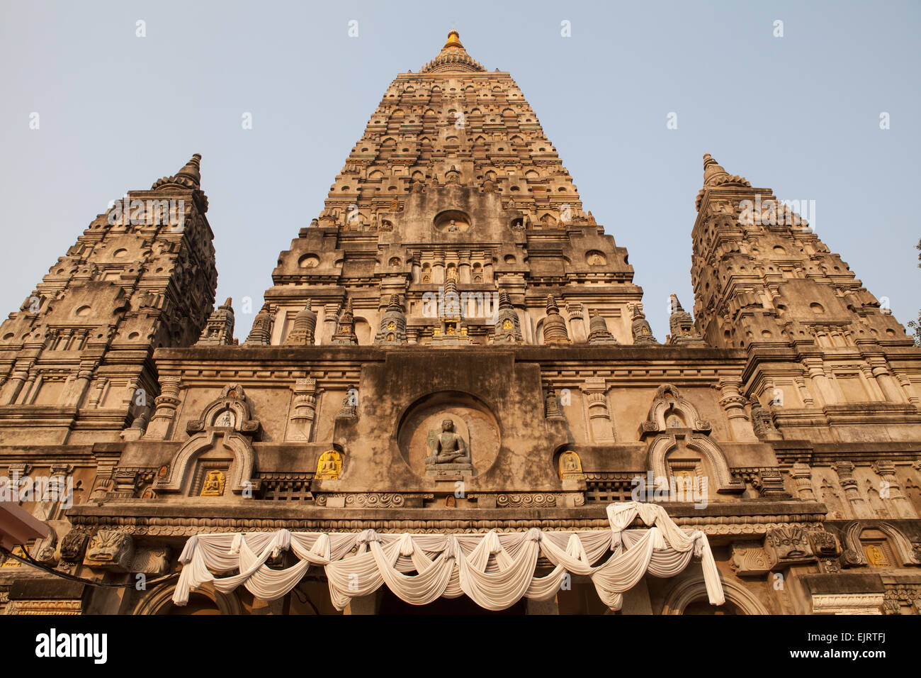 The Mahabodhi Temple Complex in Bodhgaya Stock Photo - Alamy