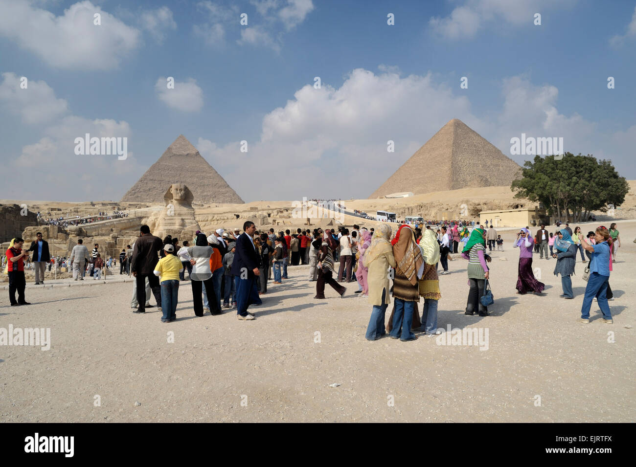 Egypt pyramids tourists not tourist hi-res stock photography and images ...