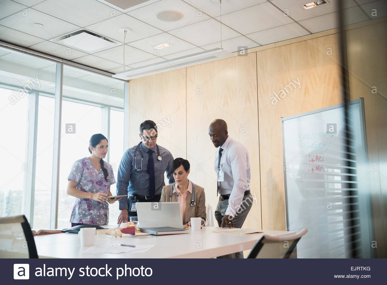 Doctors around table hi-res stock photography and images - Alamy