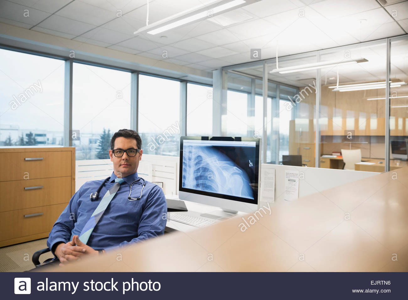 Doctor computer hi-res stock photography and images - Alamy