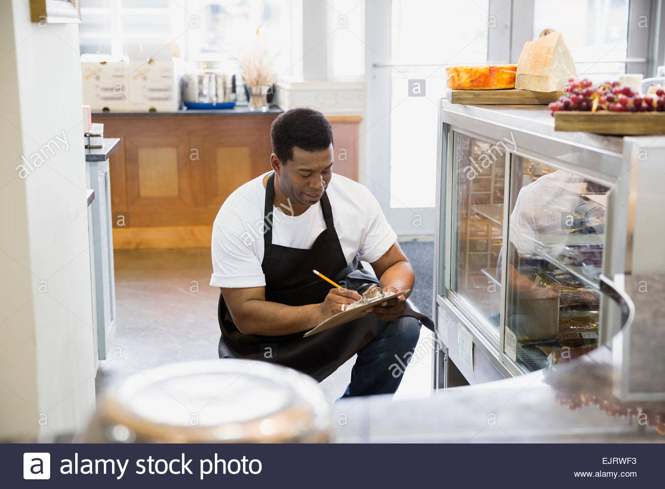 Taking inventory grocery store hi-res stock photography and images - Alamy