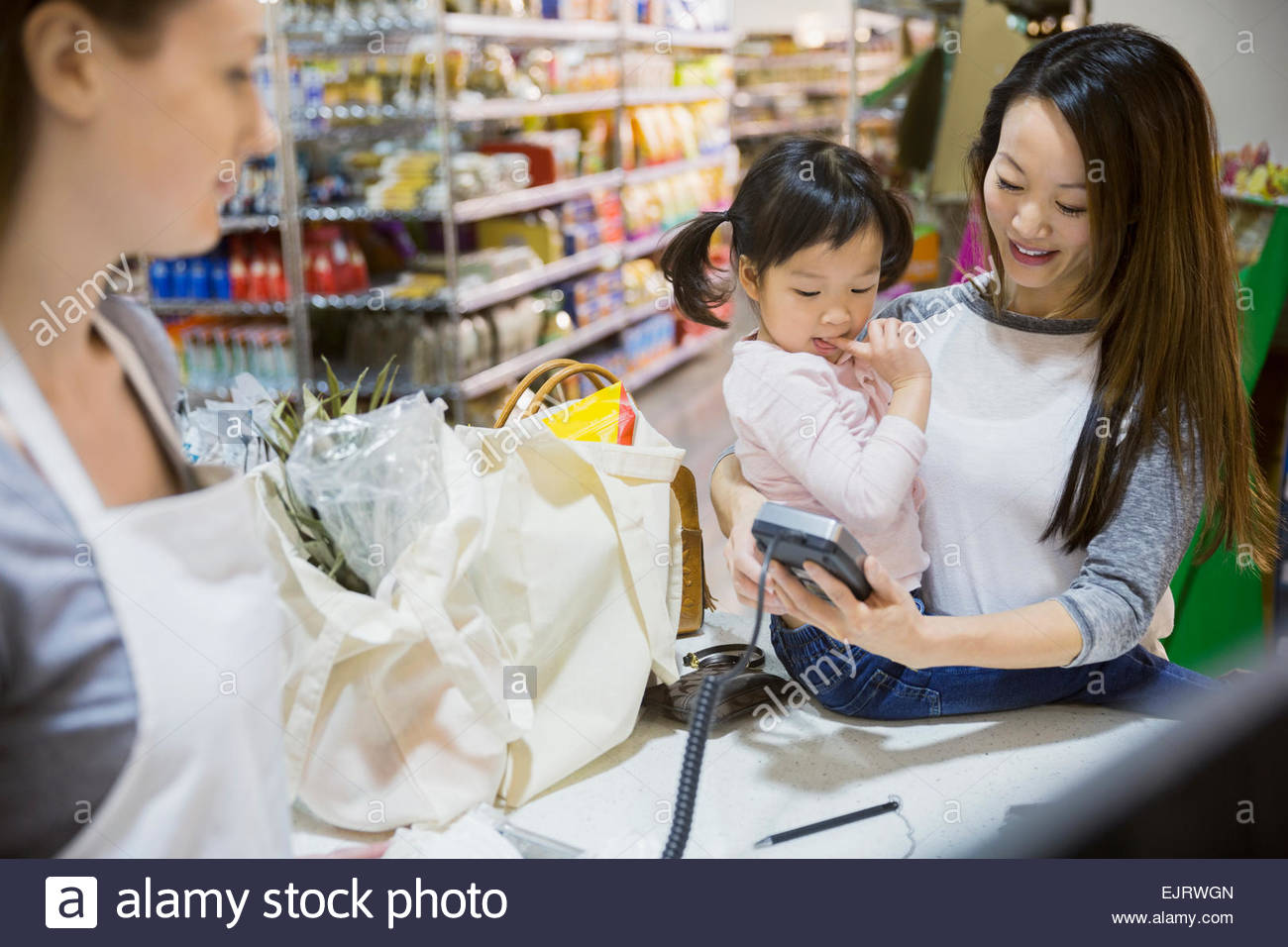 Customer paying grocery checkout hi-res stock photography and images ...