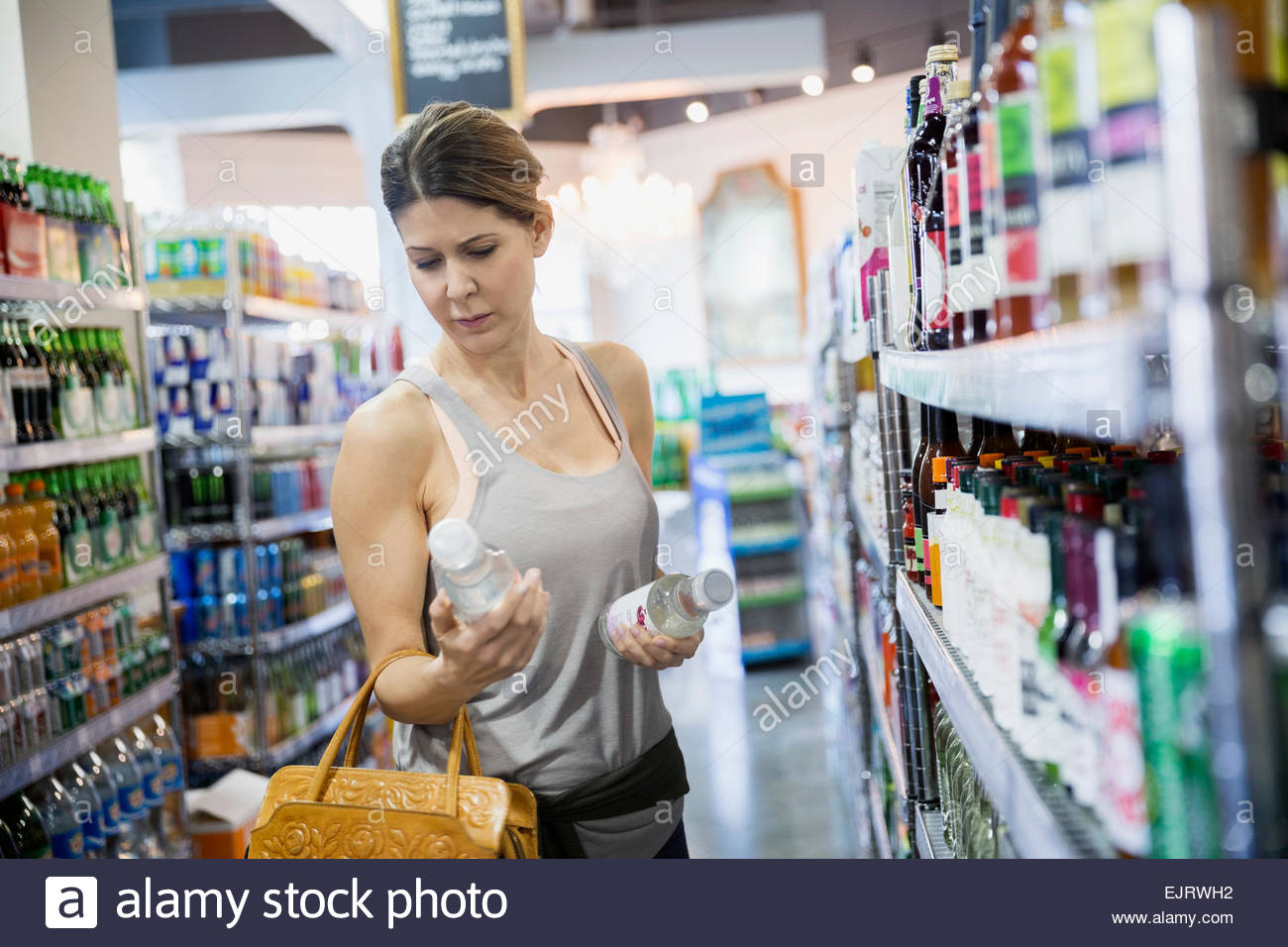 Reading labels at grocery store hi-res stock photography and images - Alamy