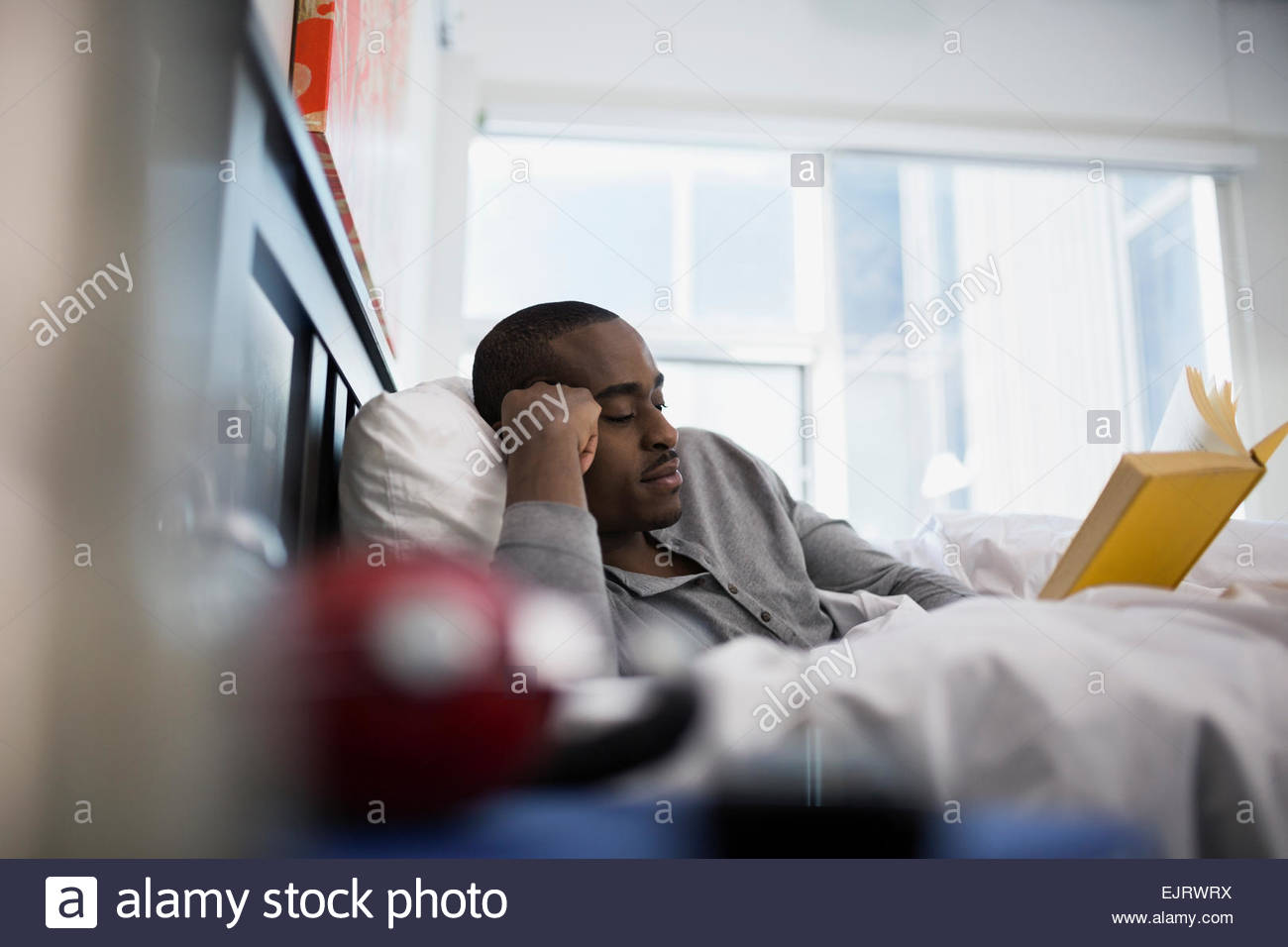 Man reading hi-res stock photography and images - Alamy