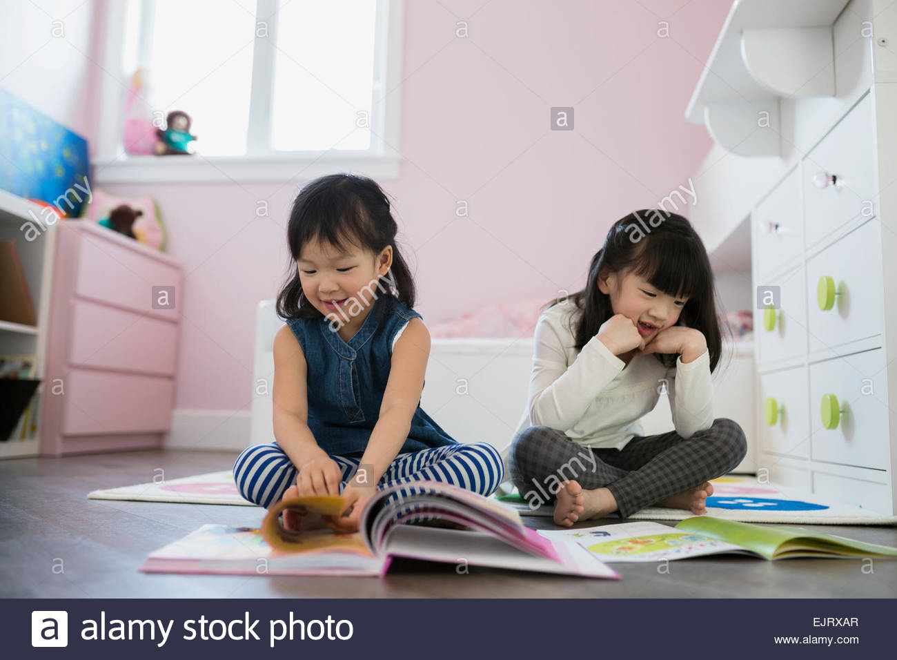 Two girls reading books hi-res stock photography and images - Alamy