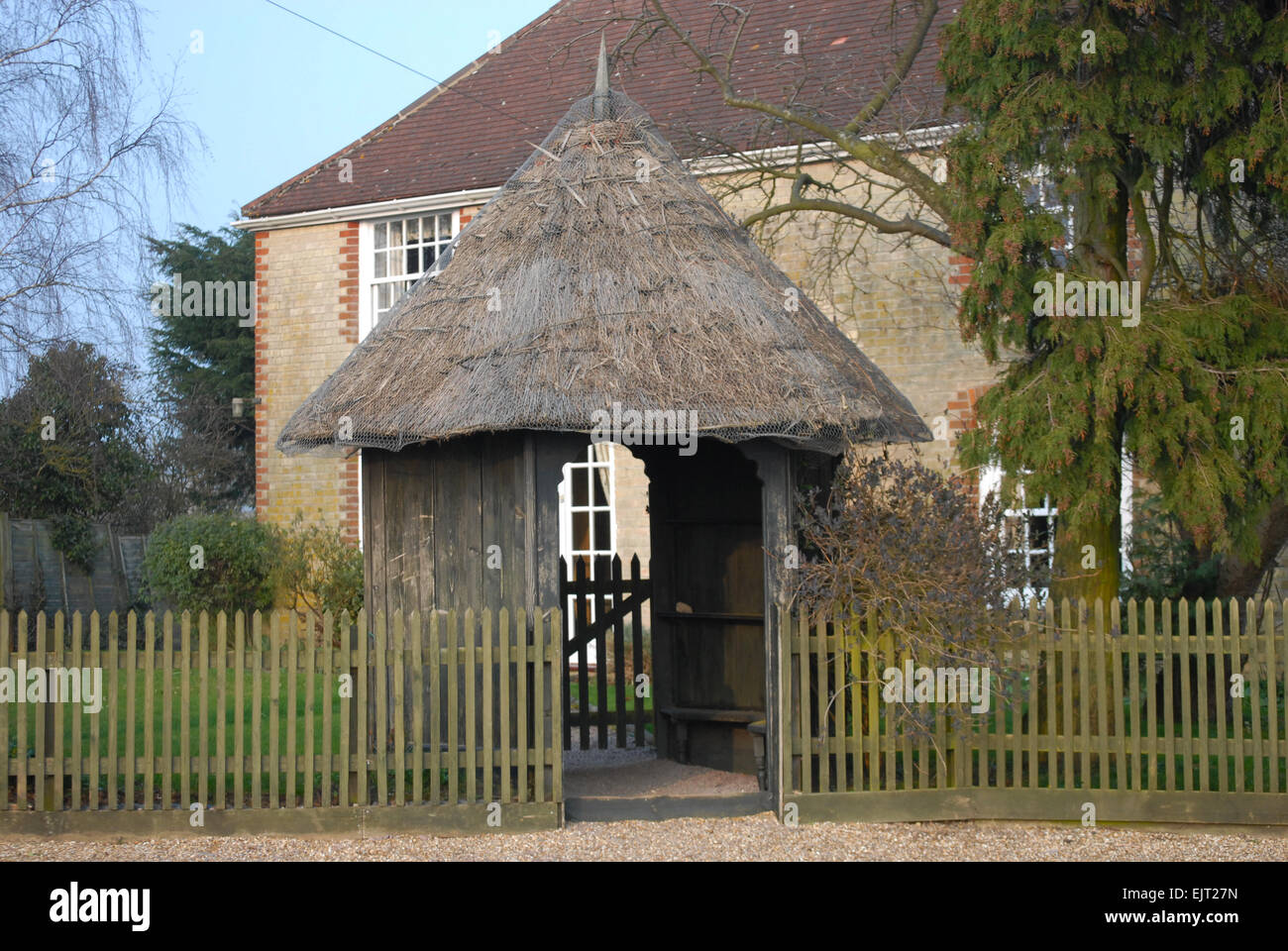 Period house with thatched roof and porch hi-res stock photography and ...