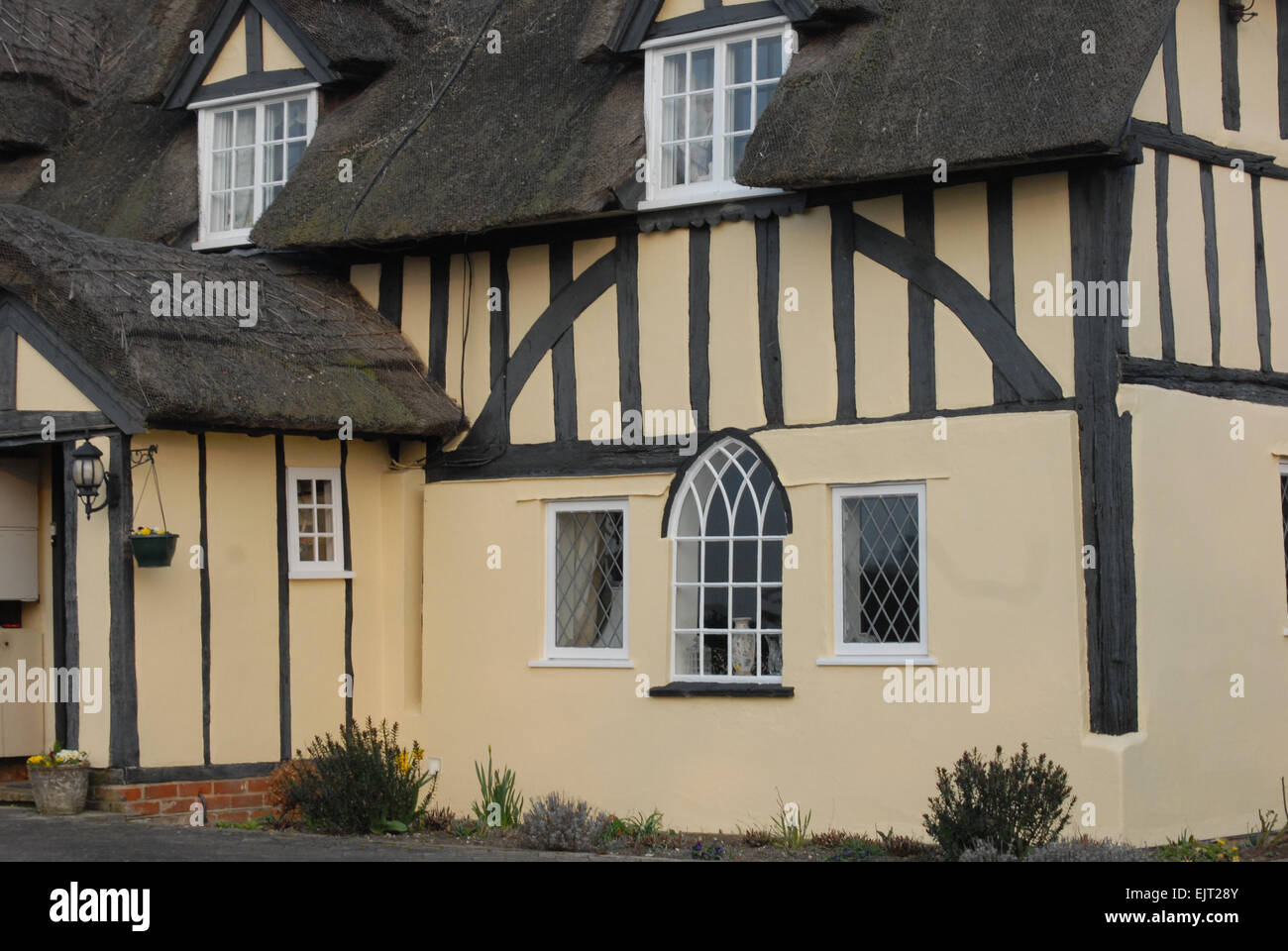 Period house with thatched roof and porch hi-res stock photography and ...