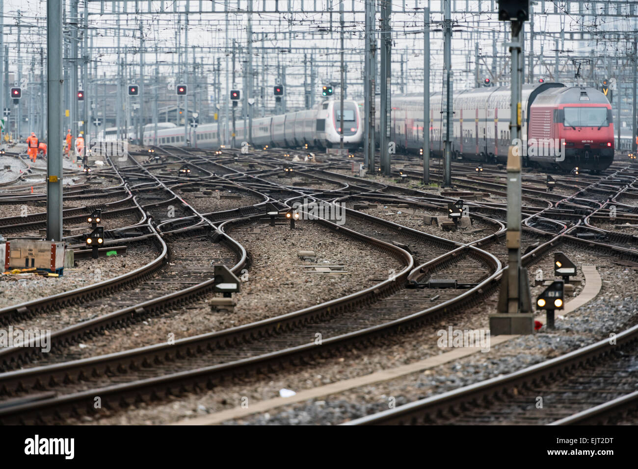 Overhead railroad signals hi-res stock photography and images - Alamy