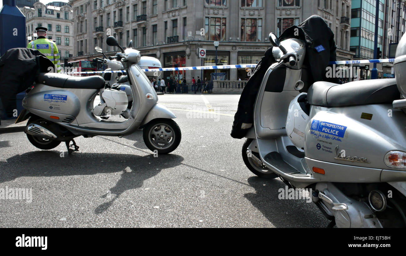 Metropolitan police Vespa scooters Stock Photo - Alamy