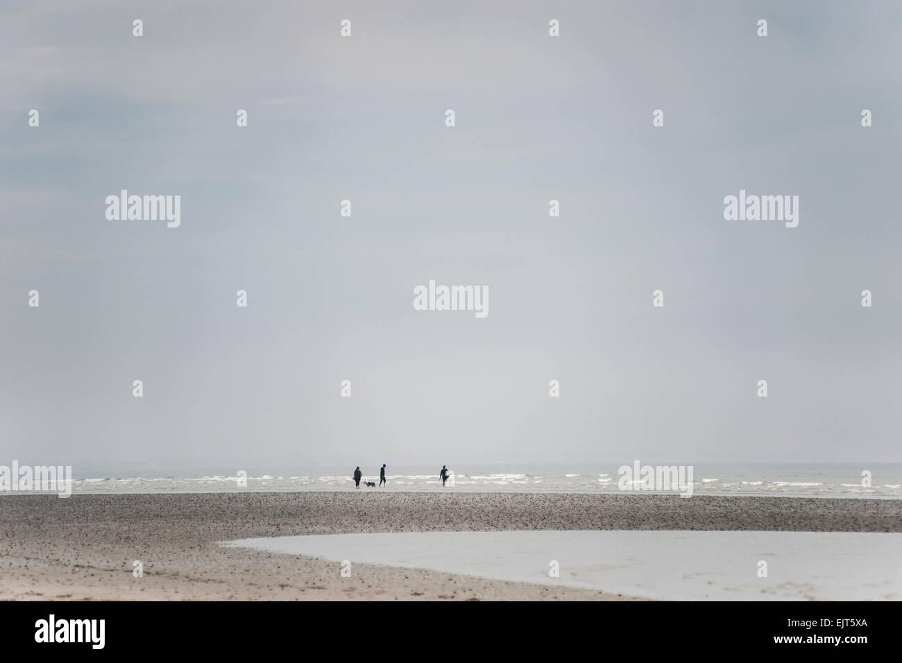 Distant people walking on a beach hi-res stock photography and images ...