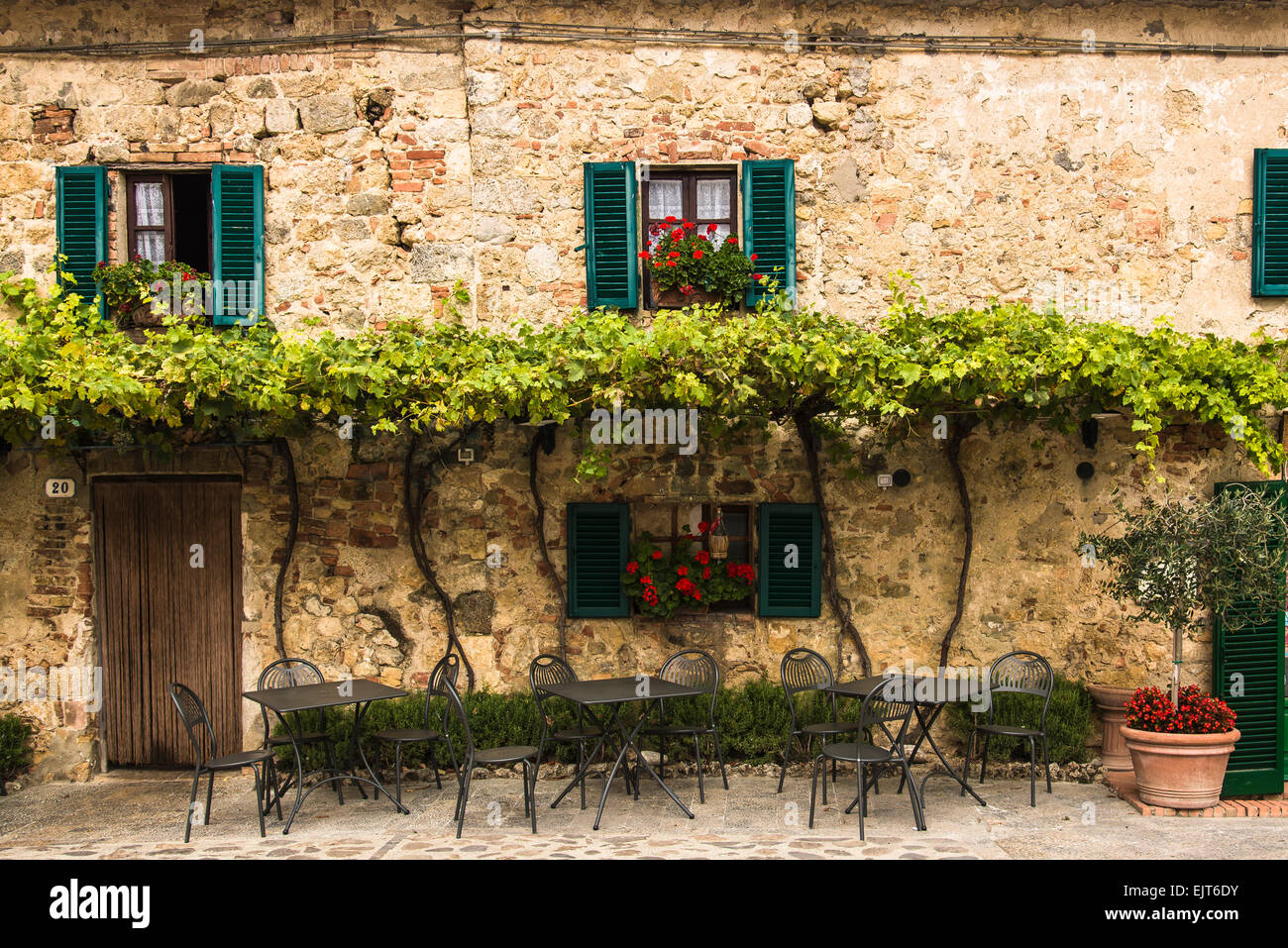 Typically idyllic Tuscan cafe/bar in village piazza Stock Photo - Alamy