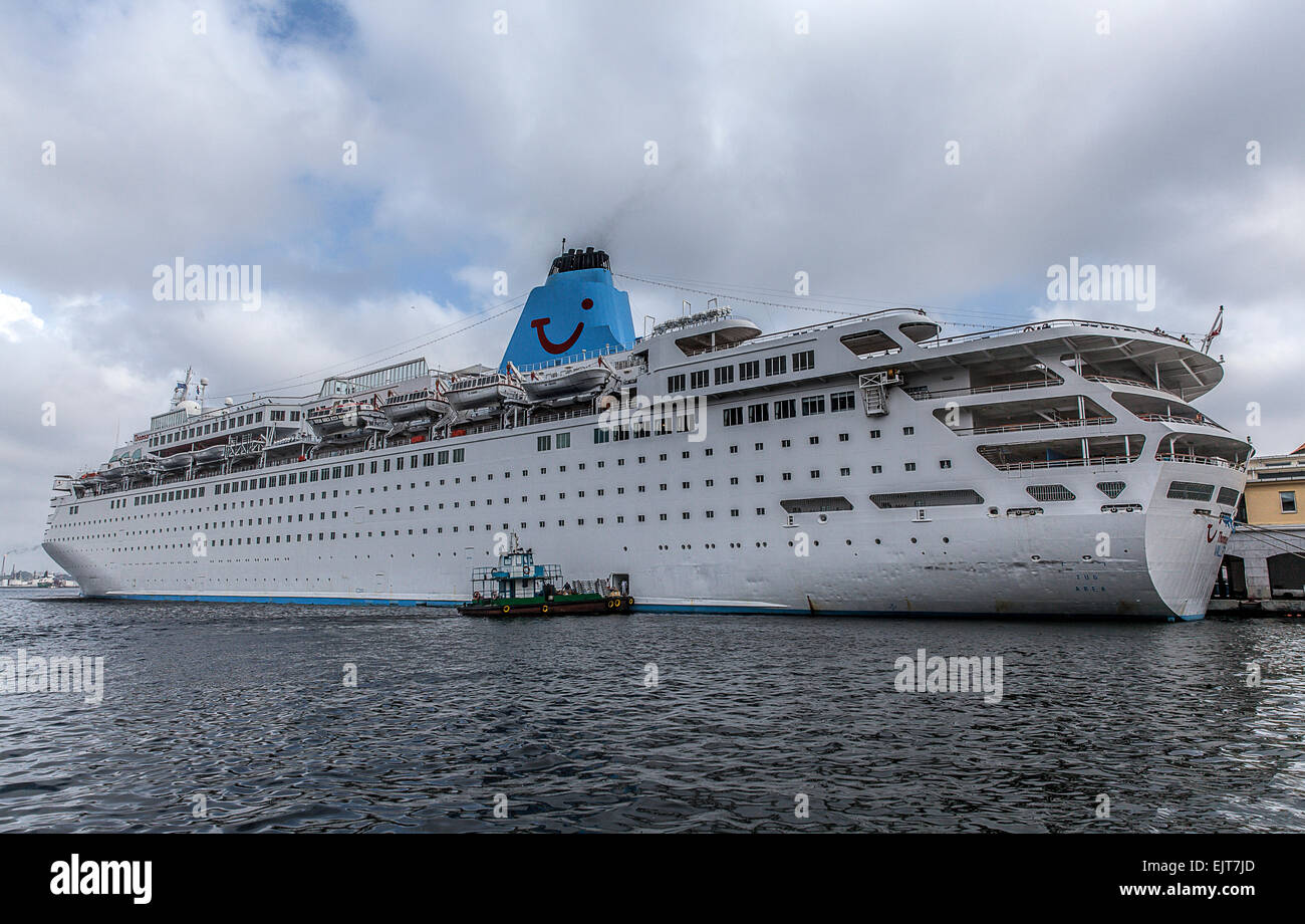Thomson cruise ship hi-res stock photography and images - Alamy
