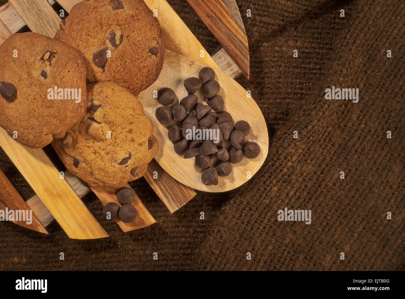 chocolate chip cookies on a cooling rack Stock Photo - Alamy