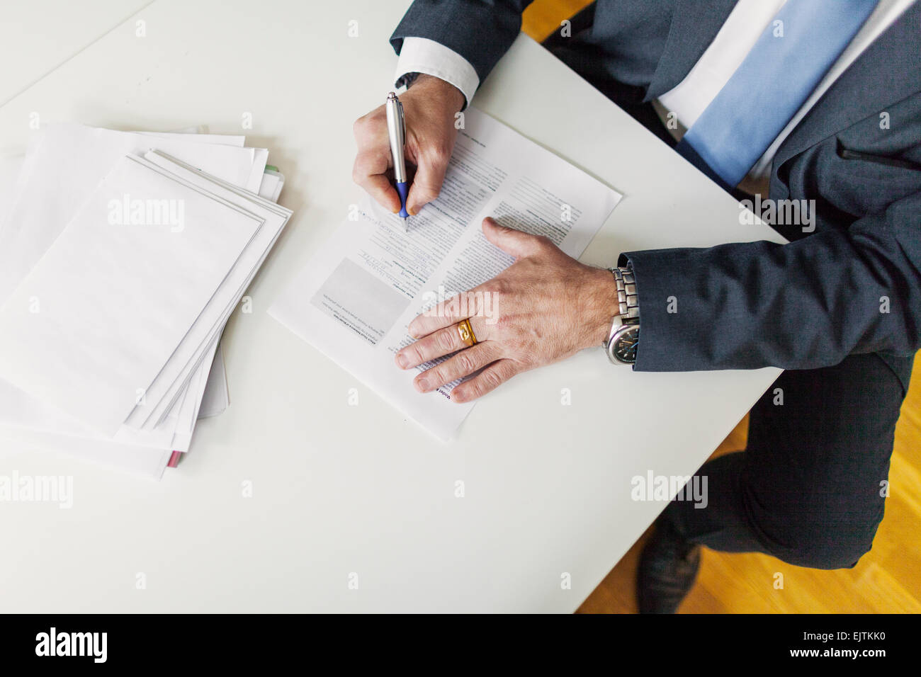 Signing at desk hi-res stock photography and images - Alamy
