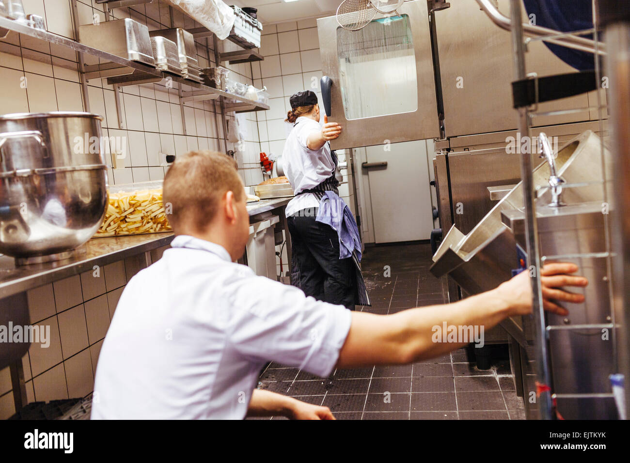 Commercial kitchens hi-res stock photography and images - Alamy
