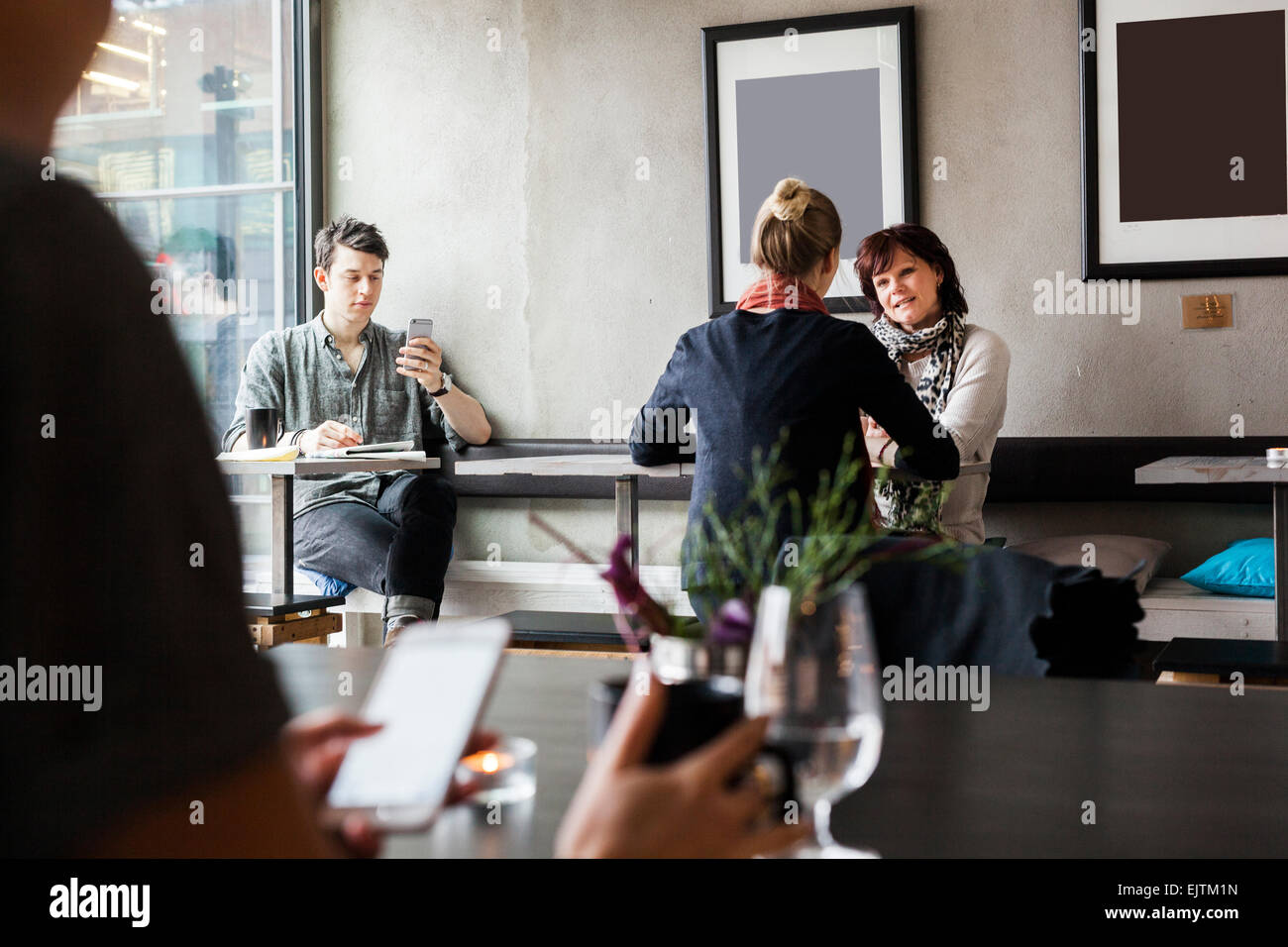50 woman friends cafe three hi-res stock photography and images - Alamy