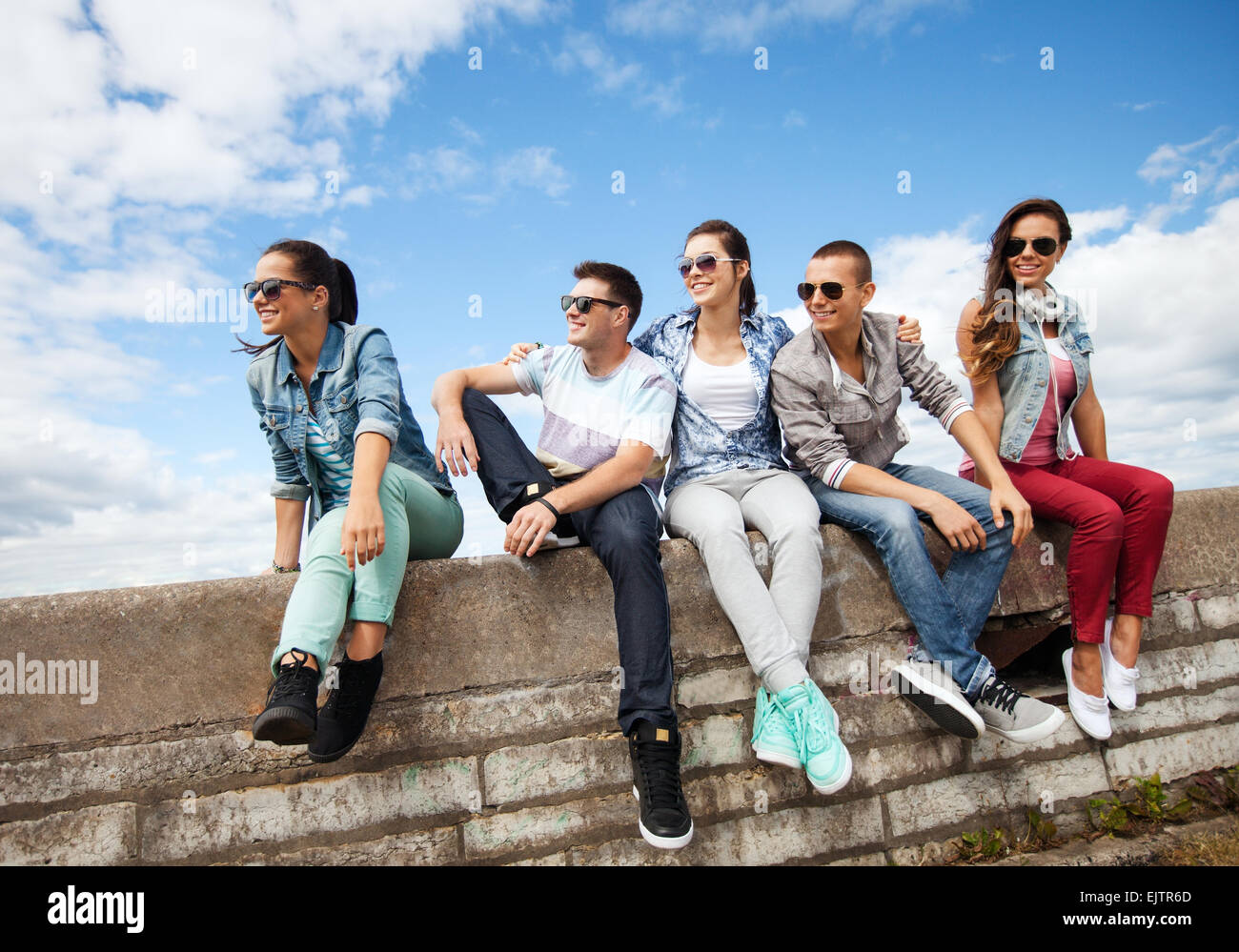 group of teenagers hanging out Stock Photo - Alamy