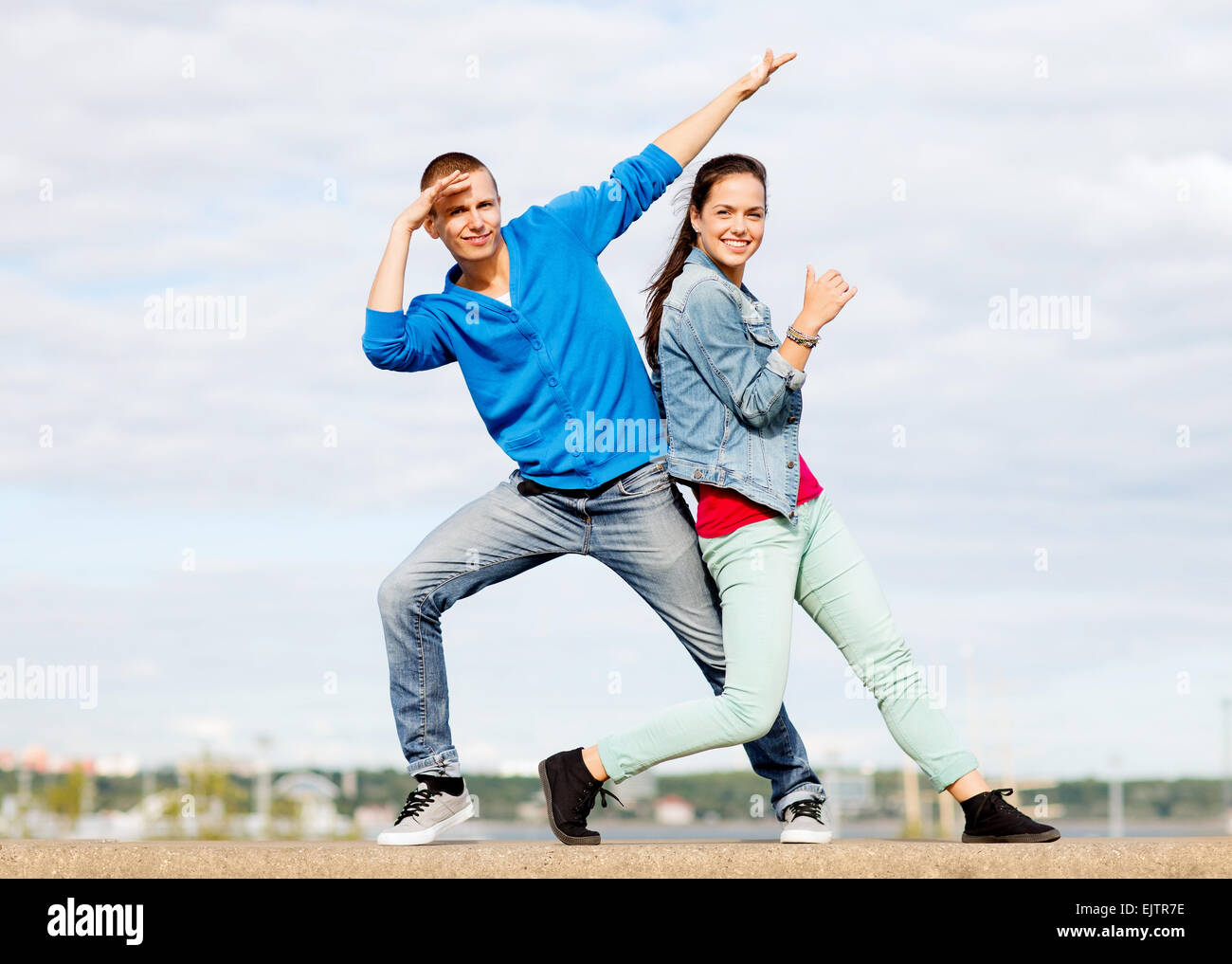 Teenagers dancing outside hi-res stock photography and images - Alamy