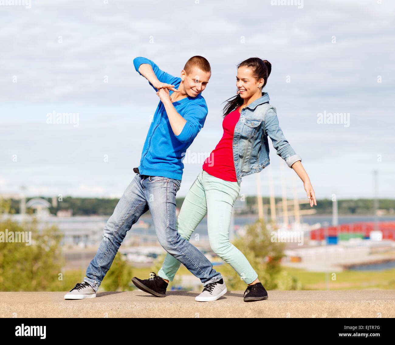 Teenagers dancing outside hi-res stock photography and images - Alamy