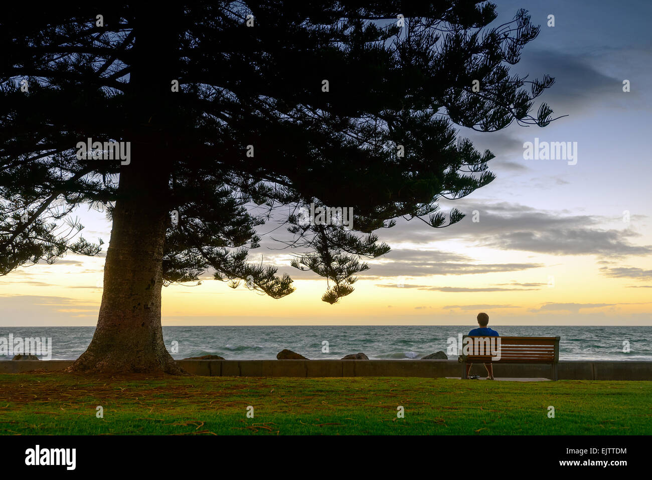 Man sitting on bench at sunset hi-res stock photography and images - Alamy