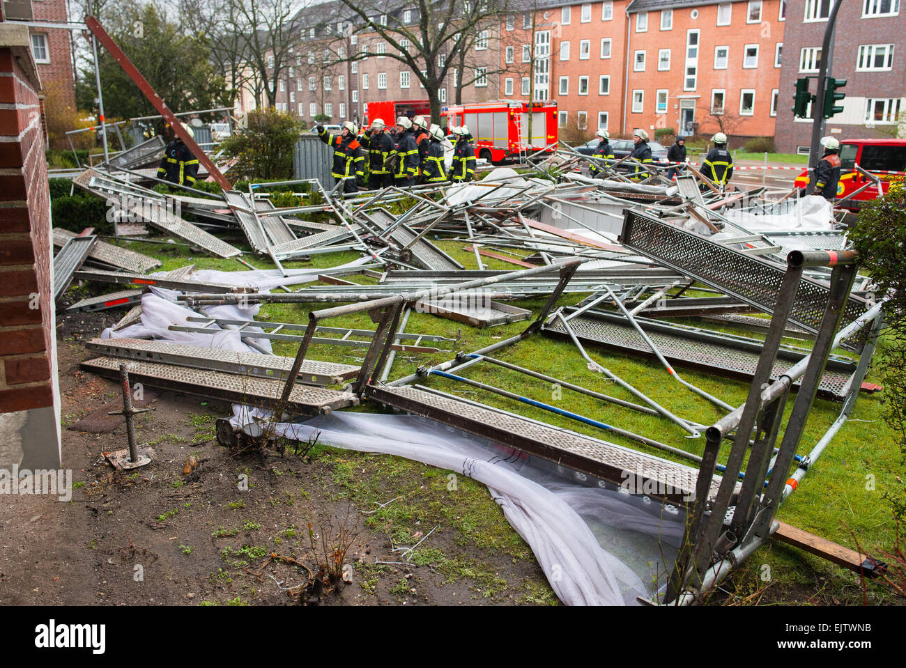 Firefighters secure fallen scaffolding in front of an apartment ...