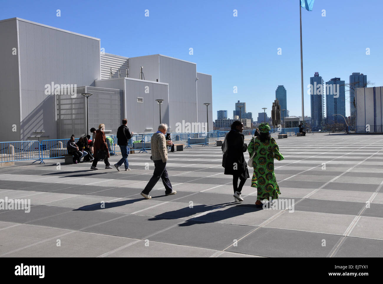 Entrance precinct of United Nations Building, New York, USA Stock Photo ...