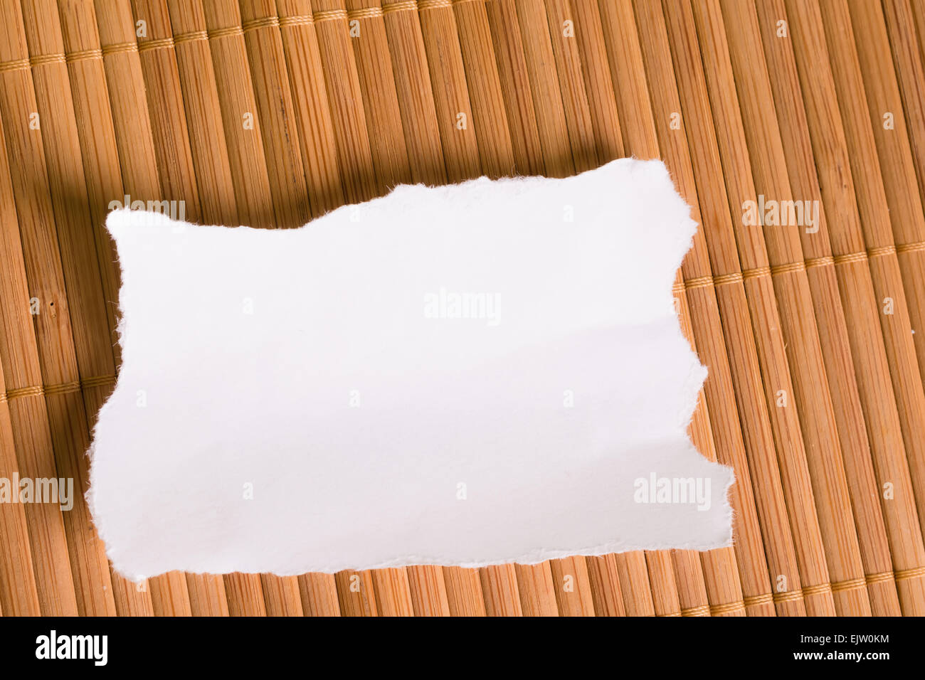 White note on wooden background Stock Photo - Alamy