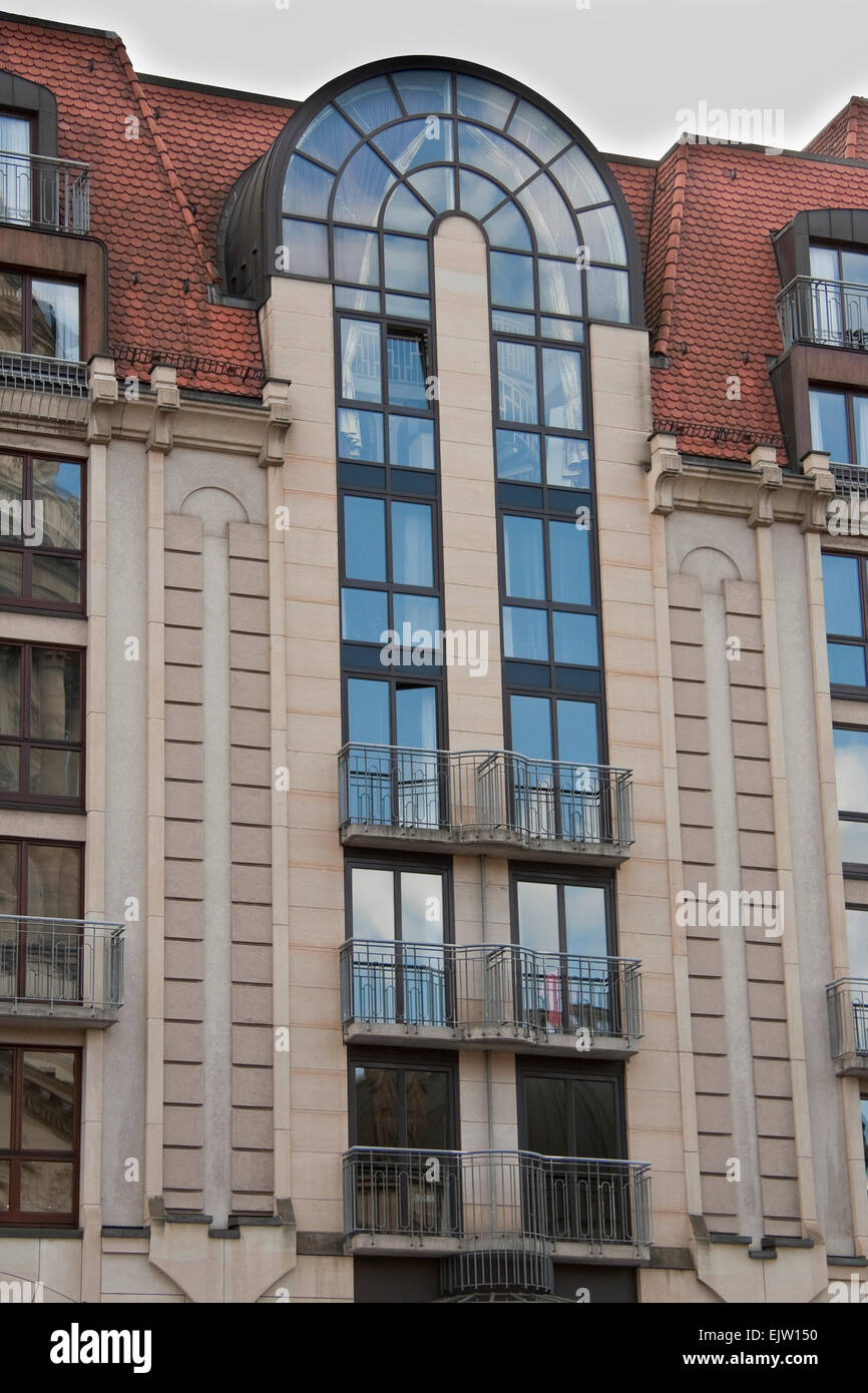 Arch windows building exterior hi-res stock photography and images - Alamy