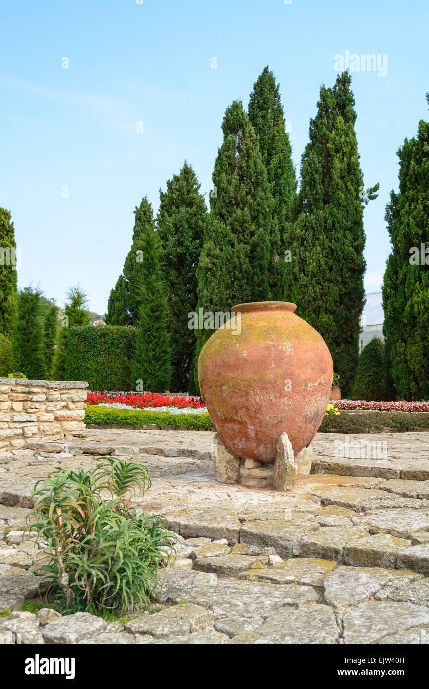 Big garden pots hi-res stock photography and images - Alamy