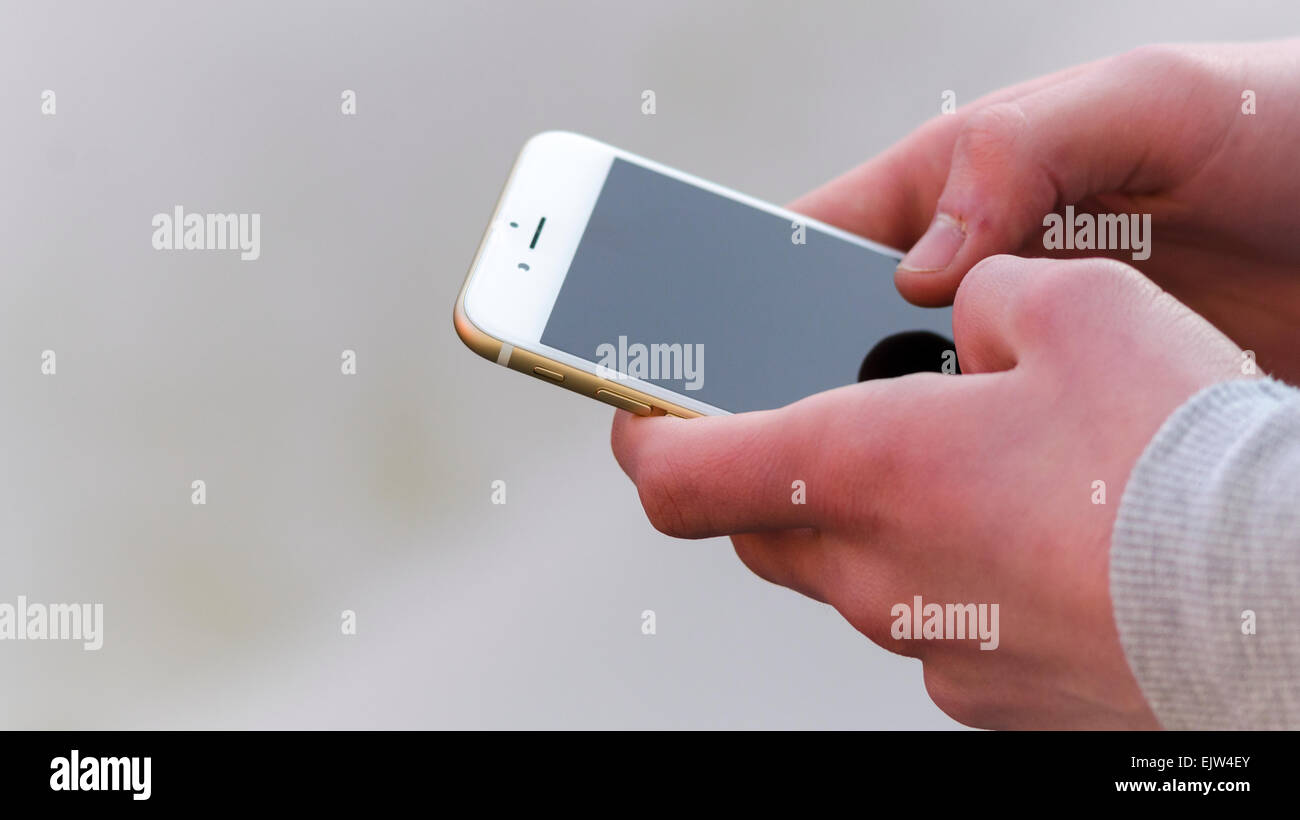 Man holding iphone hi-res stock photography and images - Alamy