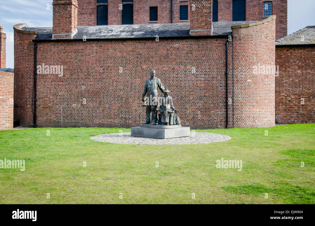 The Emigrants (statue) on the green at Albert Dock Stock Photo - Alamy
