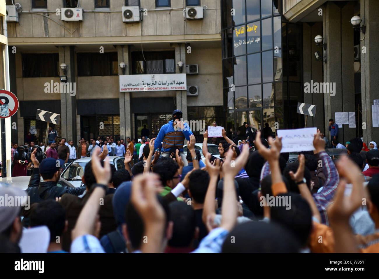 Cairo, Egypt. 1st Apr, 2015. Egyptian students who support Muslim ...