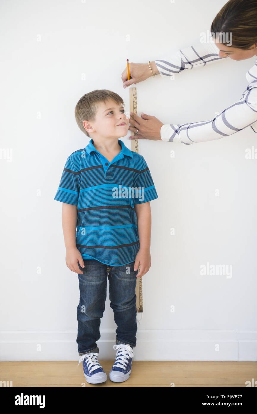 Children measuring with ruler hi-res stock photography and images - Alamy