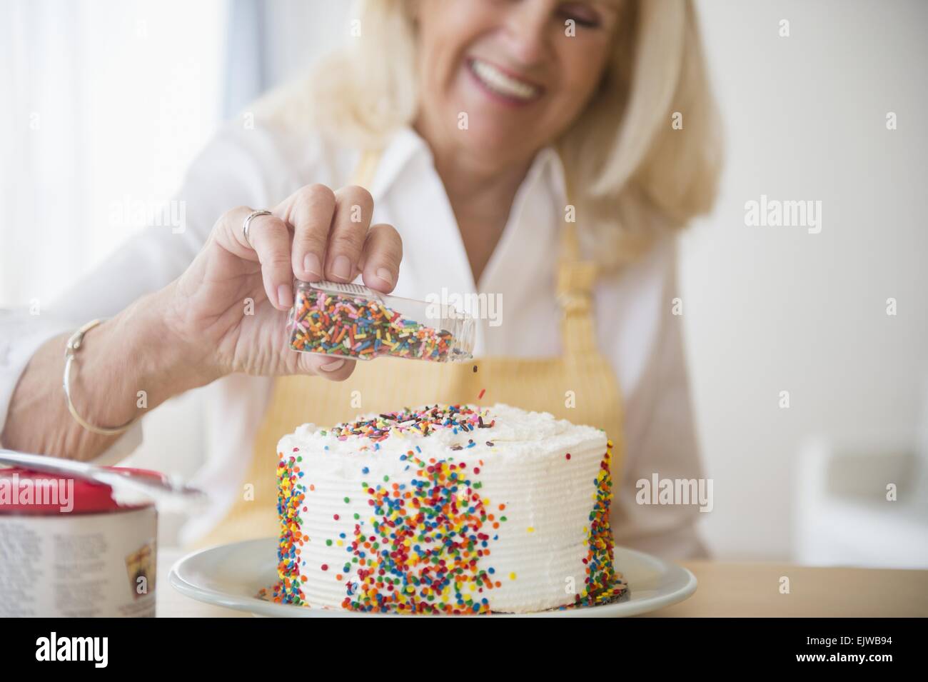 Woman holding cake kitchen hi-res stock photography and images - Alamy