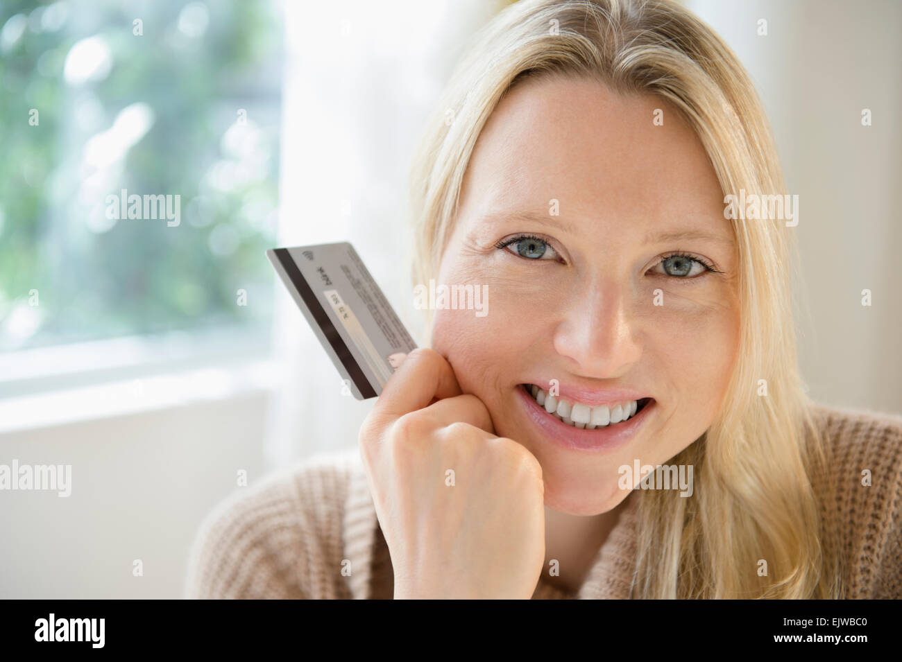 Portrait of woman holding credit card Stock Photo - Alamy