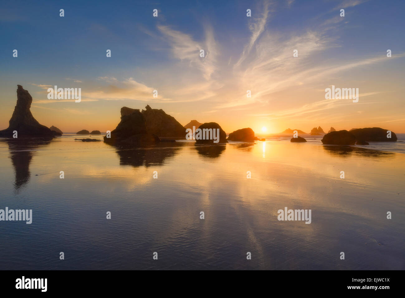 Sunlight scenic beaches hi-res stock photography and images - Alamy