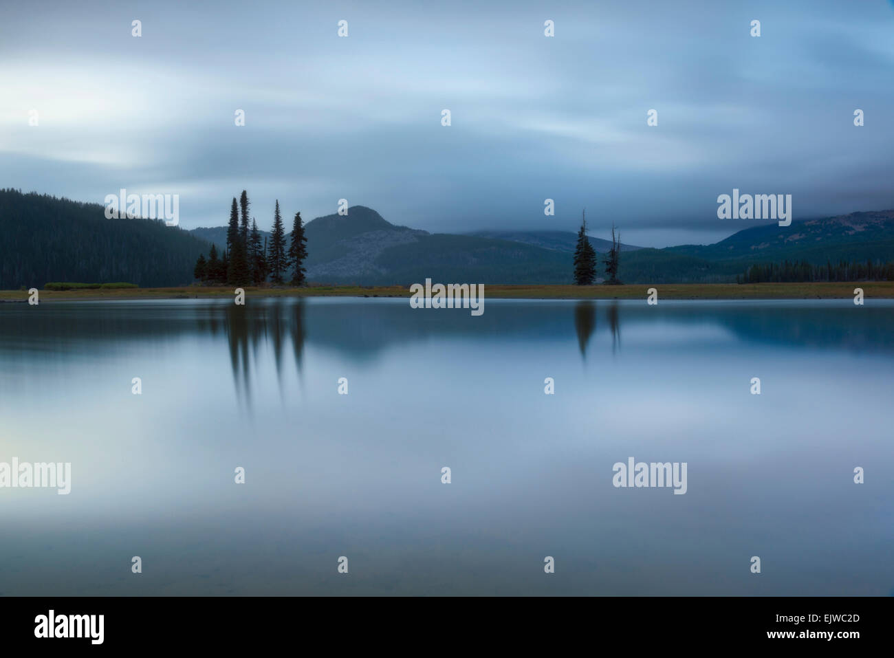 USA, Oregon, Sparks Lake, Scenic view of lake and hills at dawn Stock ...
