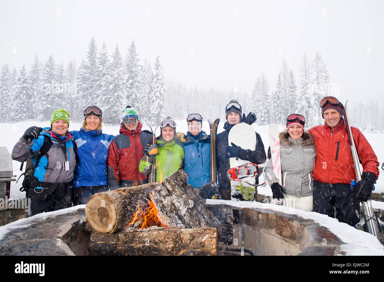 People standing around bonfire hi-res stock photography and images - Alamy