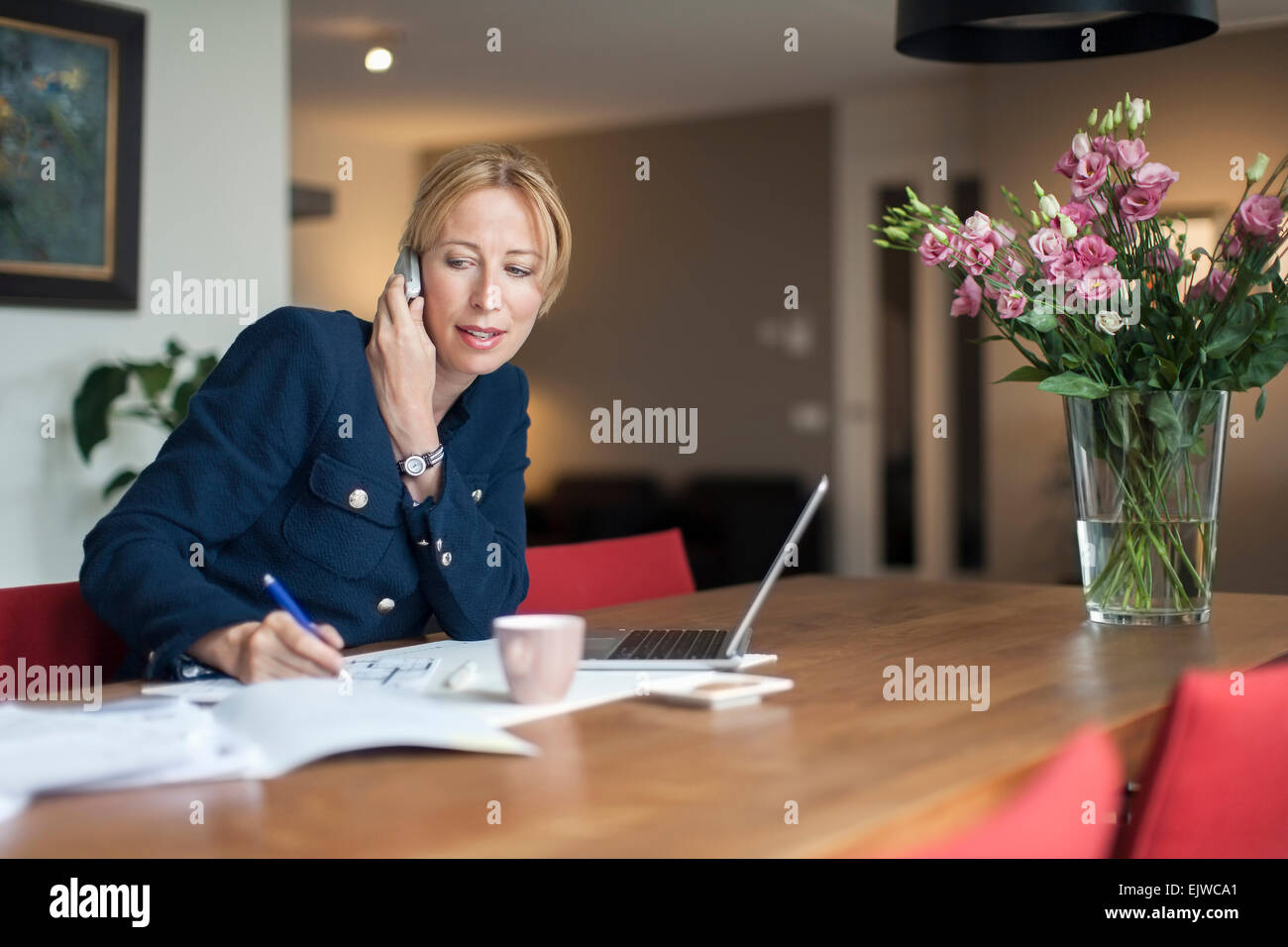 Talking making notes hi-res stock photography and images - Alamy