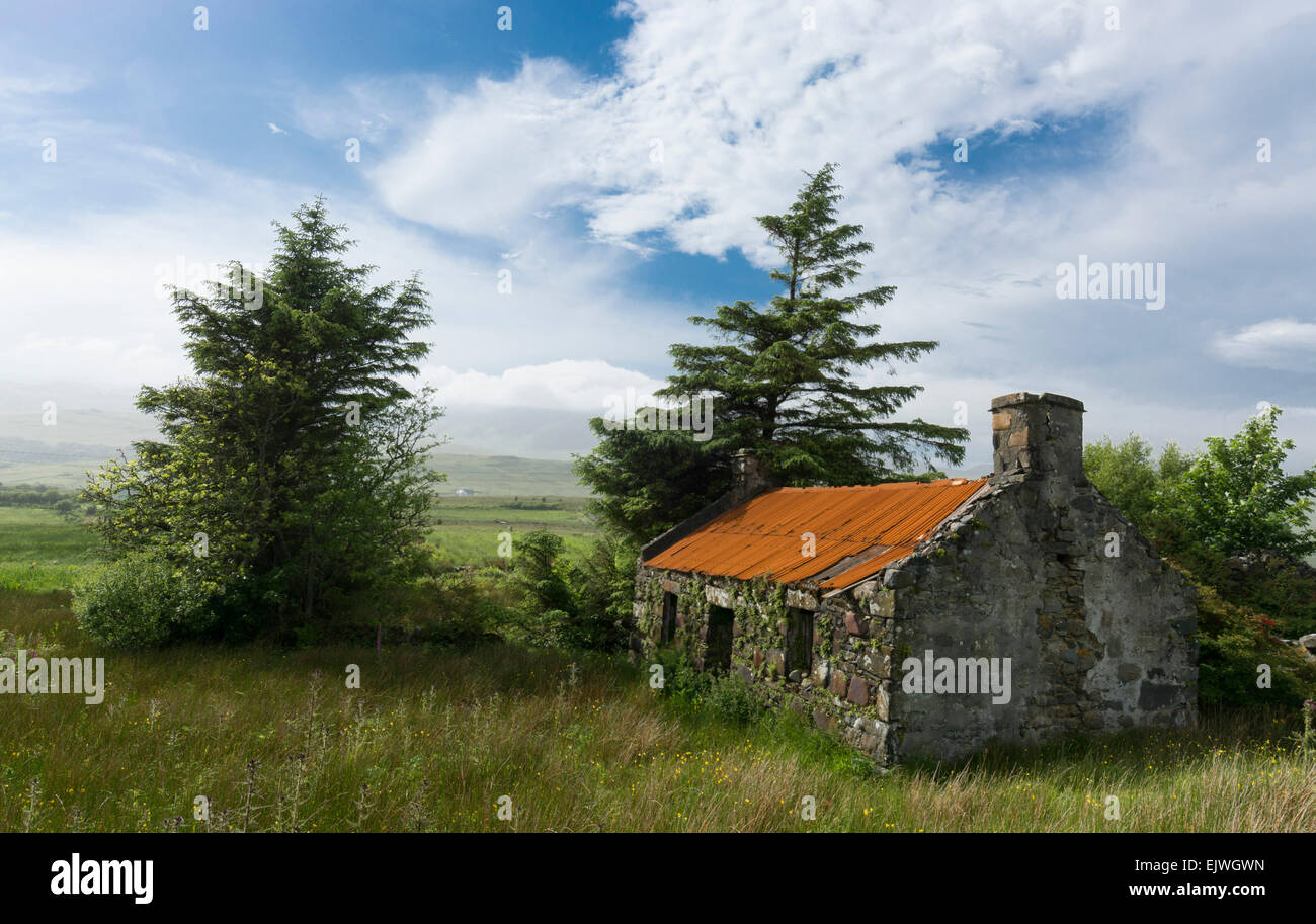 Photograph of ruined cottage hi-res stock photography and images - Alamy