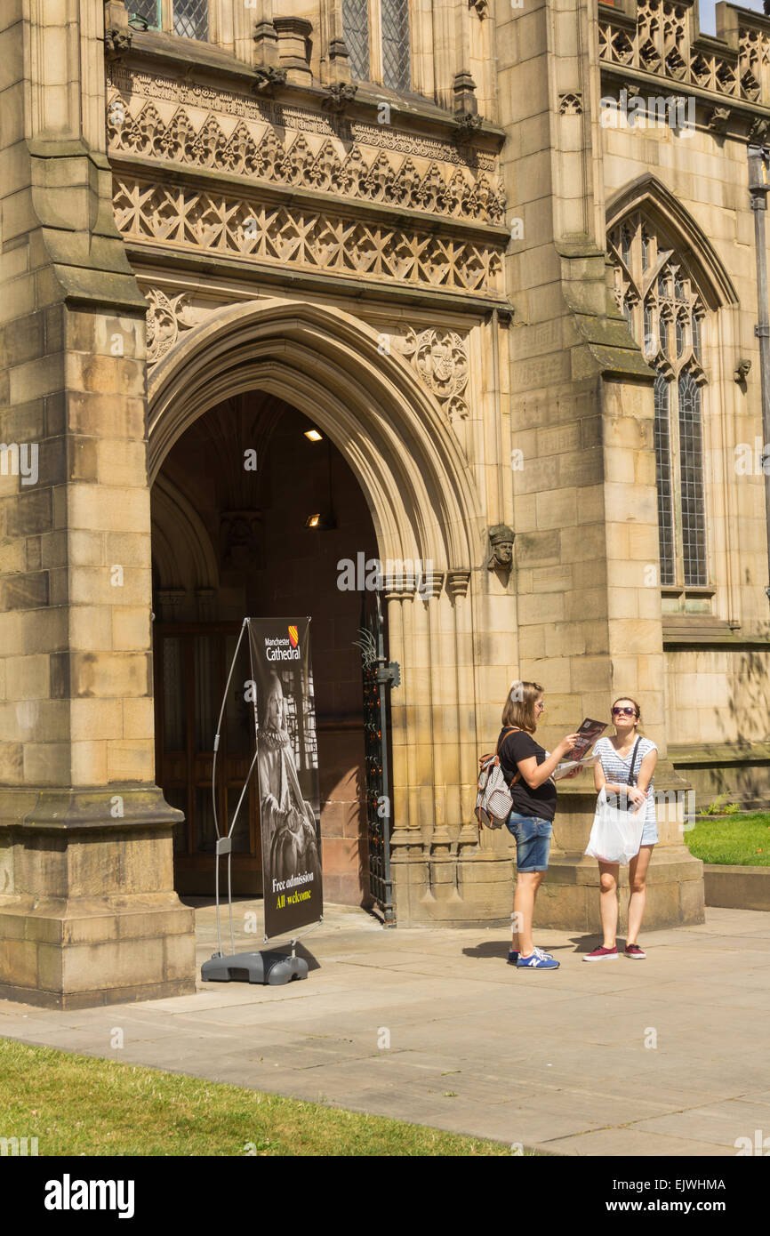 Manchester cathedral outside hi-res stock photography and images - Alamy