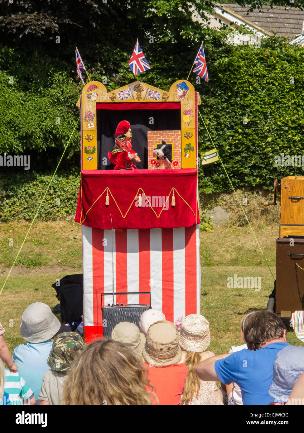 Children watching a traditional British Punch and Judy show Stock Photo ...