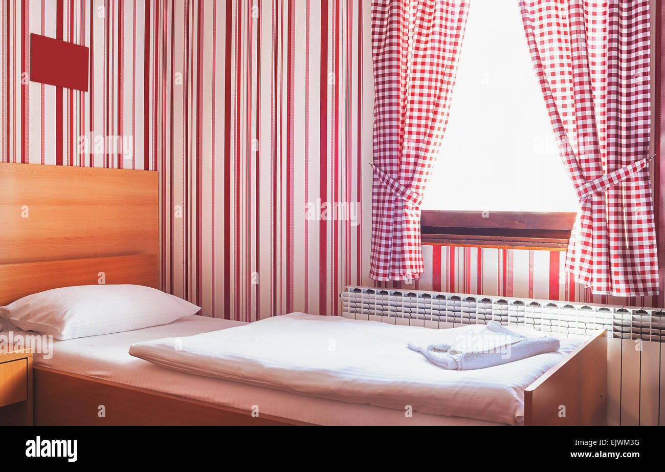 Red and white hotel room hi-res stock photography and images - Alamy