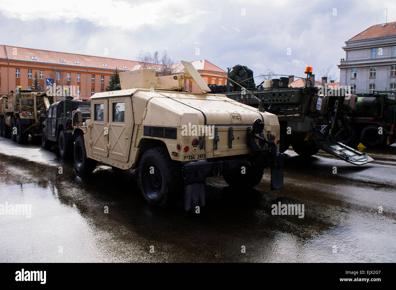 Army Vehicle Convoy Stock Photos & Army Vehicle Convoy Stock Images - Alamy