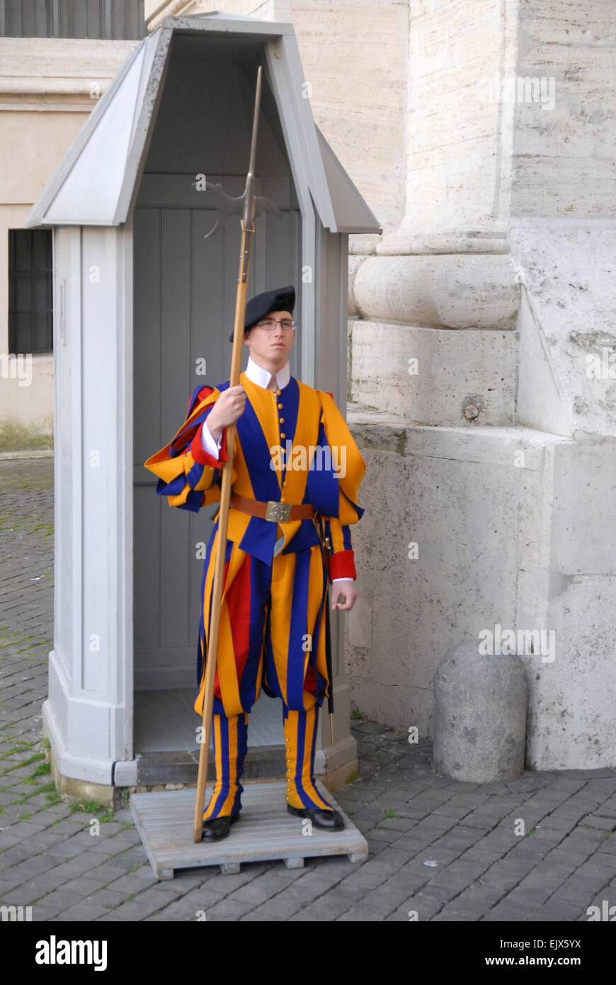 Swiss guard in Vatican City, Rome Stock Photo - Alamy