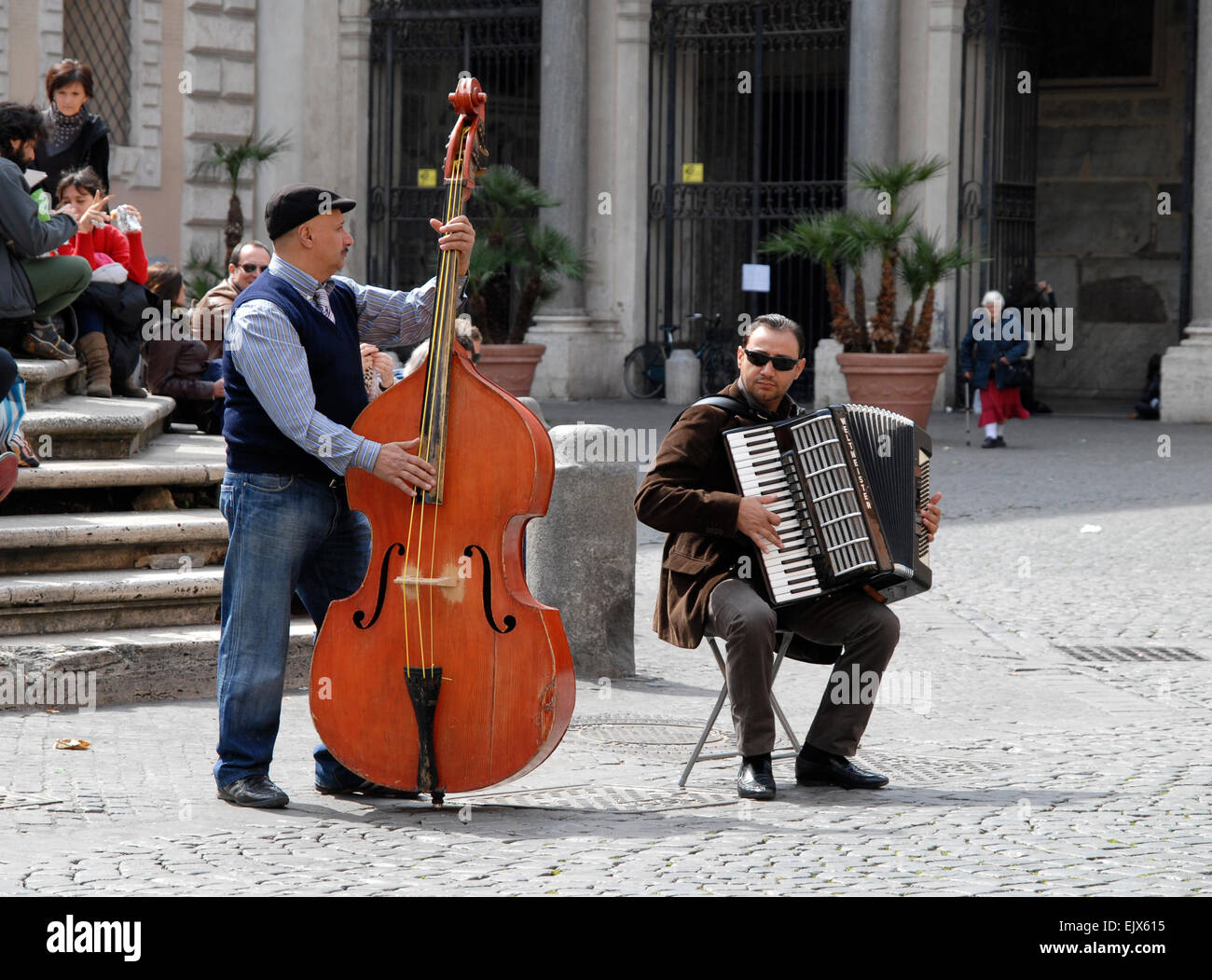 Buskers in the Piazza Santa Maria in Trastevere, Rome Stock Photo - Alamy