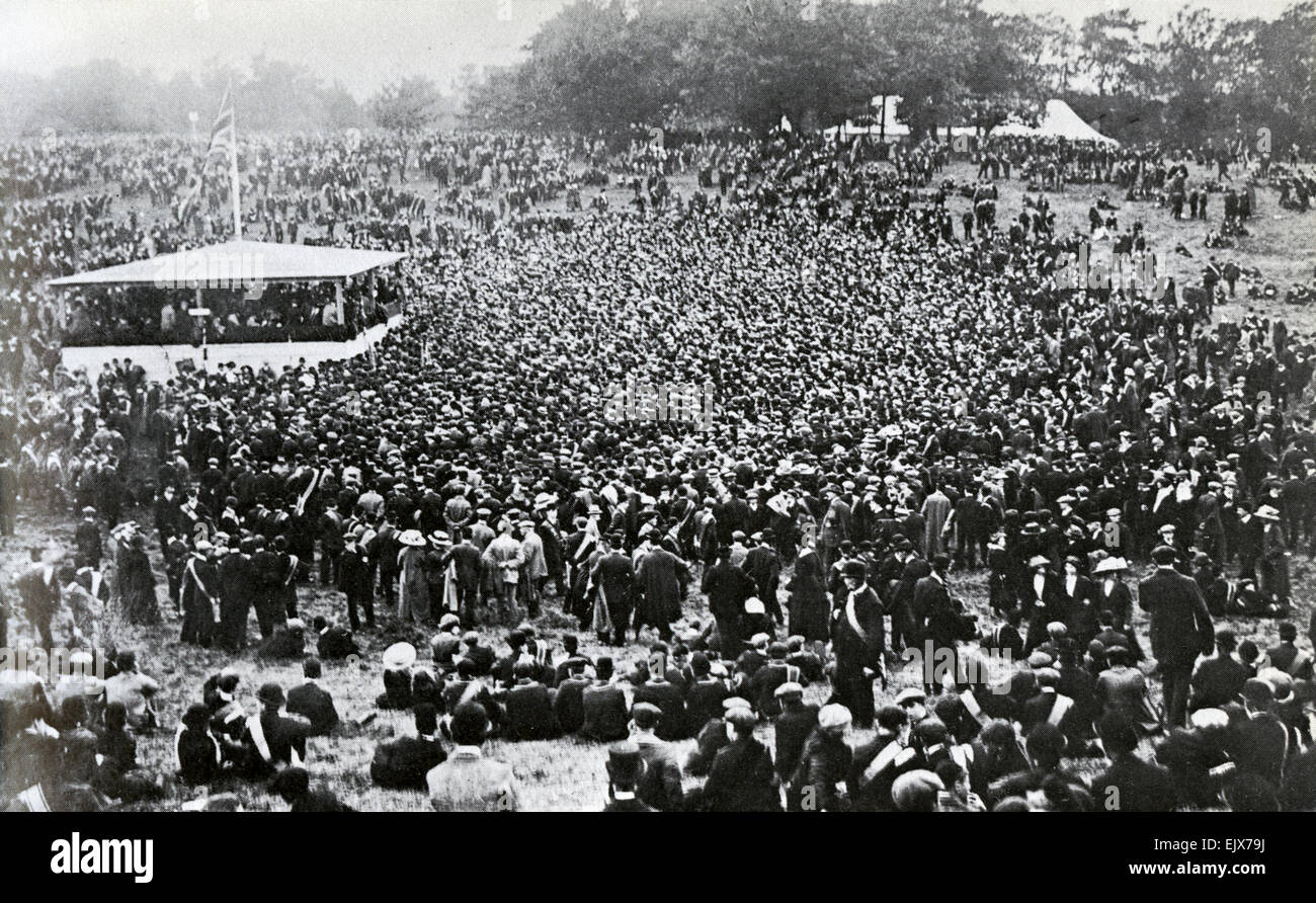 CRAIGAVON DEMONSTRATION 23 September 1911. Edward Carson speaks to the ...